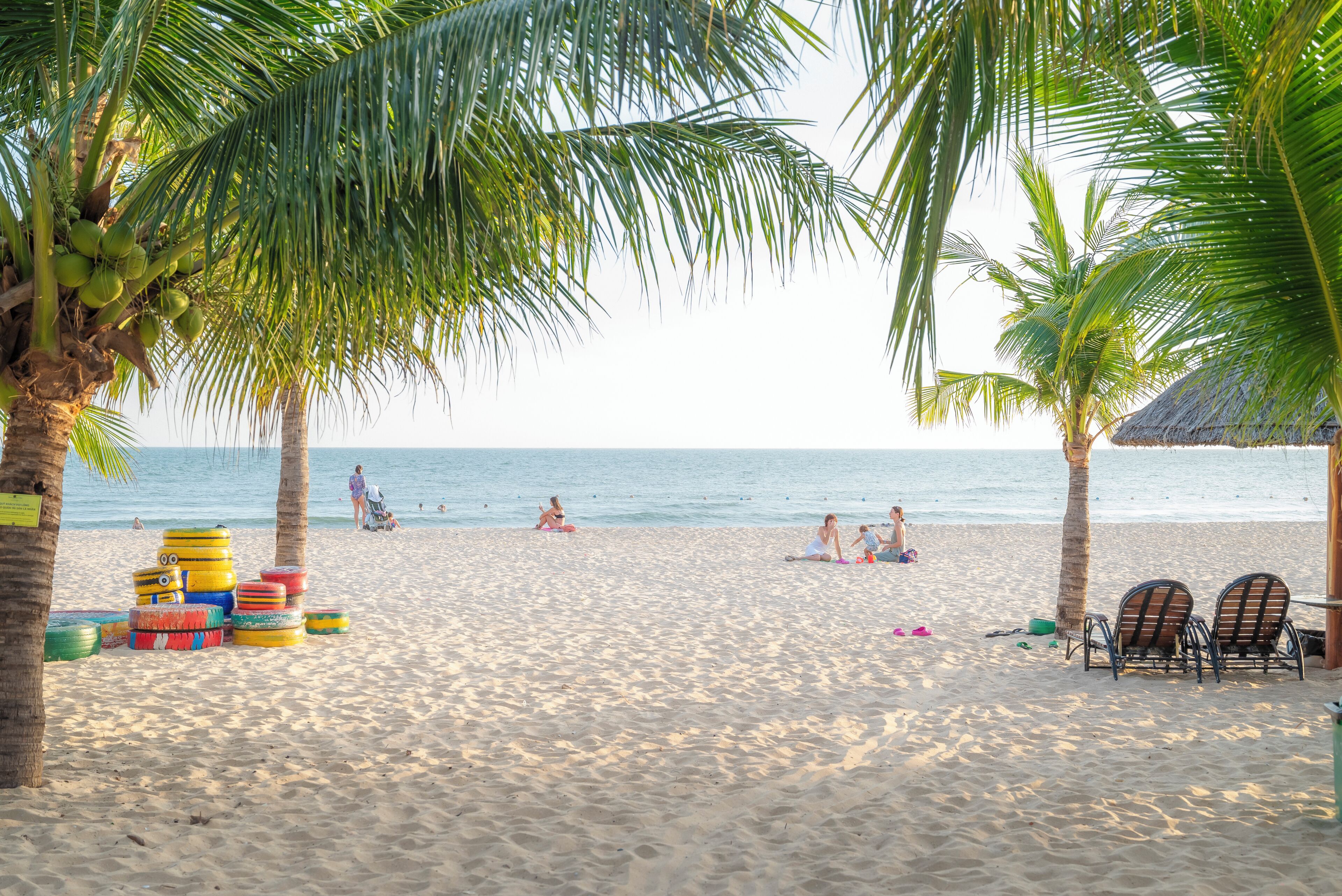 Uma praia privada, espreguiçadeiras, guarda-sóis de praia 