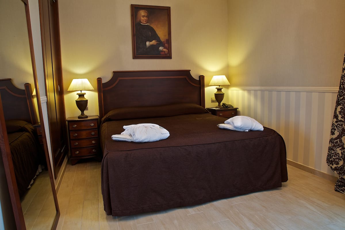 Quarto Clássico com Cama de Casal