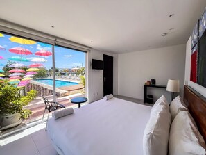 Suite-Estúdio Deluxe, 1 cama king-size, serviço de limpeza e arrumação, vista para a piscina | Cofre no quarto, com mobília individualizada, secretária 