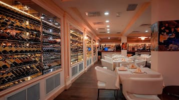 4 restaurantes, pequenos-almoços servidos