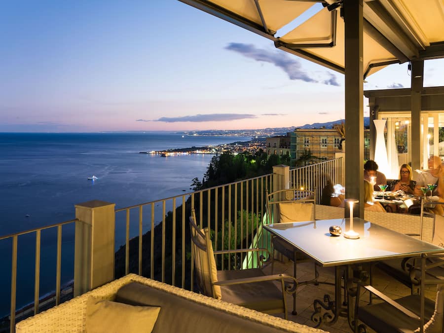 Serviço de almoço e jantar; culinária internacional, vistas para o mar