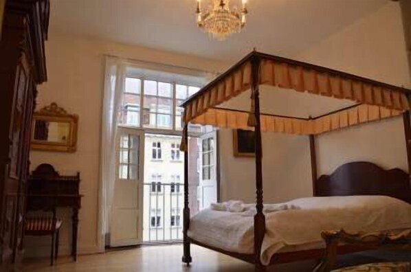 Secretária, ferro/tábua de engomar, Wi-fi grátis