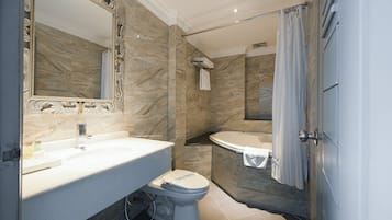 Quarto executivo, 2 camas de solteiro | Banheiro | Produtos de toalete grátis, secador de cabelo, toalhas de banho