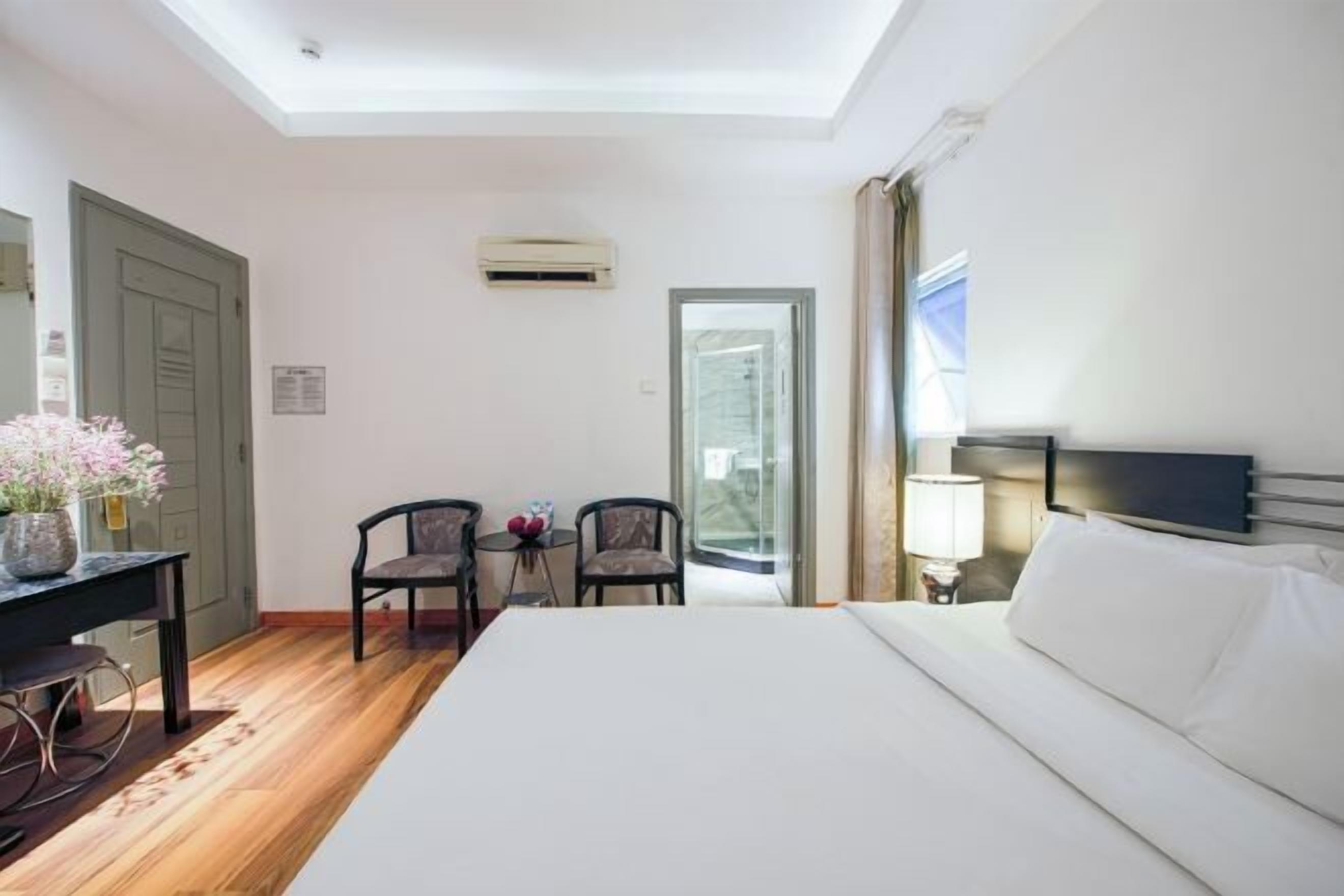 Minibar, secretária, Wi-fi grátis, roupa de cama fornecida 