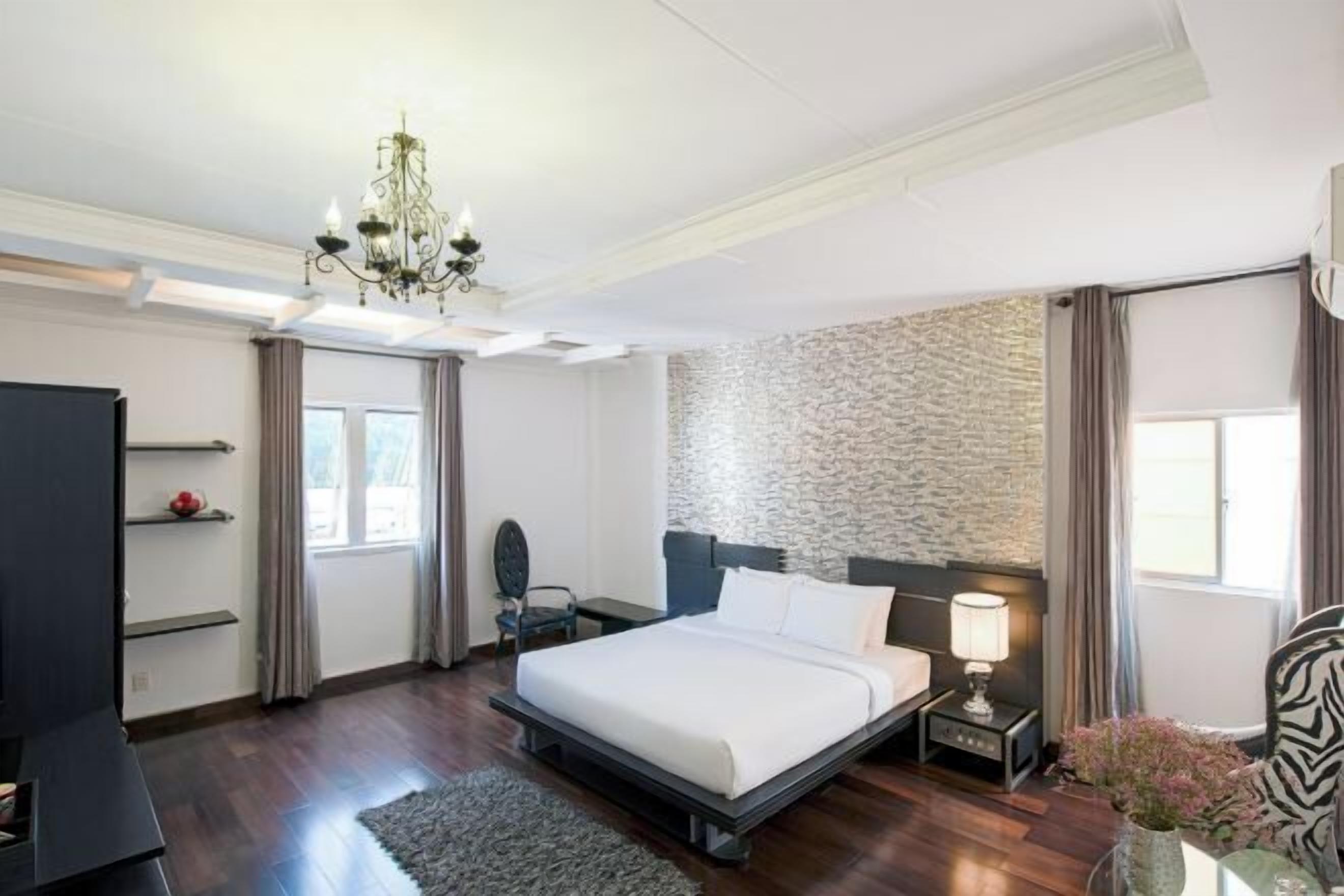 Minibar, secretária, Wi-fi grátis, roupa de cama fornecida 