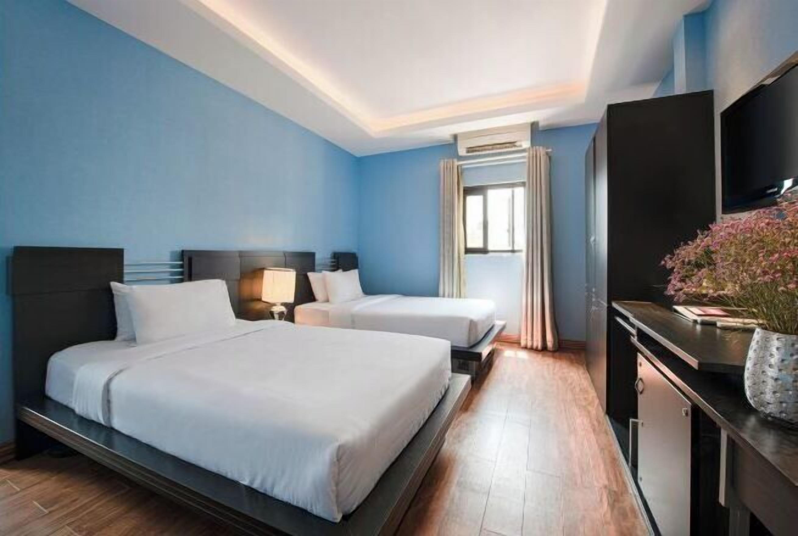 Minibar, secretária, Wi-fi grátis, roupa de cama fornecida 