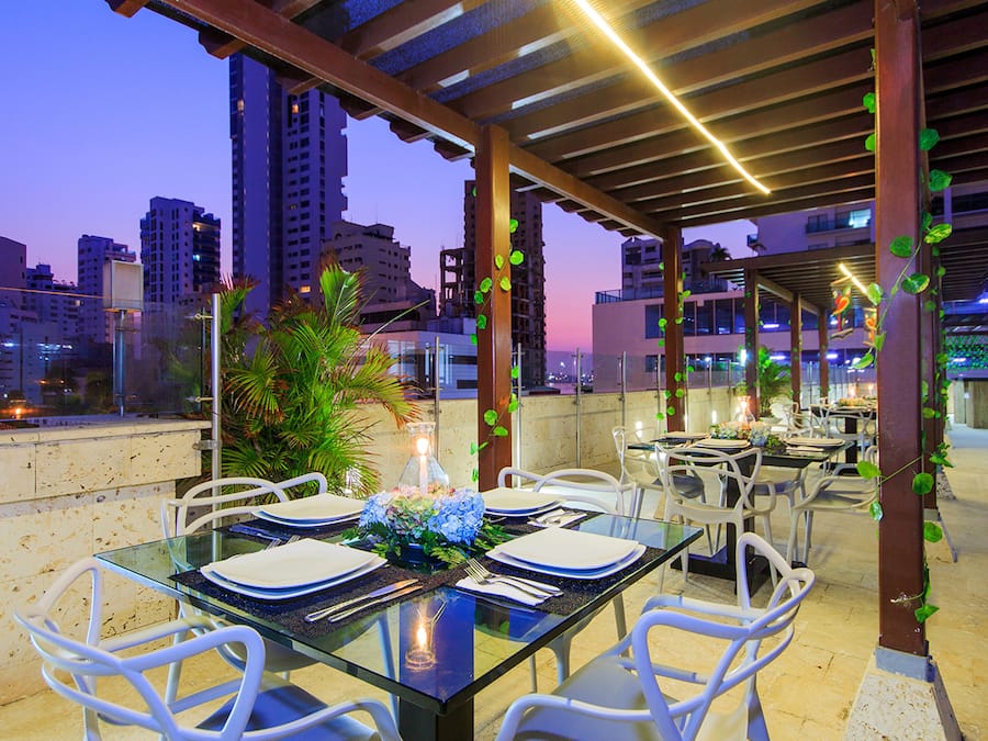 Serviço de café da manhã, almoço, jantar; vistas para o jardim