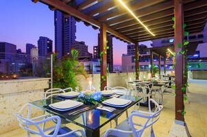 Serviço de café da manhã, almoço, jantar; vistas para o jardim