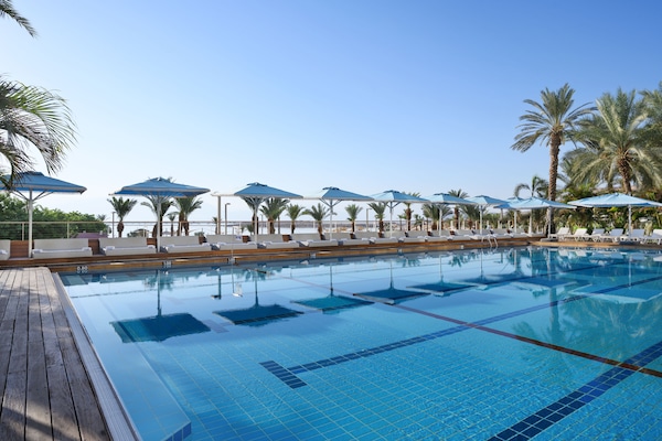 Piscina interna, piscina externa, guarda-sóis, espreguiçadeiras