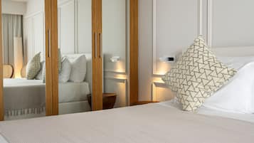 Frigobar, cofres nos quartos, escrivaninha, cortinas blackout