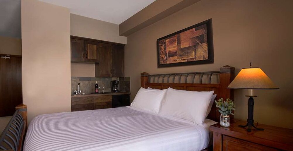 Glacier Mountaineer Lodge Reviews, Deals & Photos 2023 - Expedia.ca