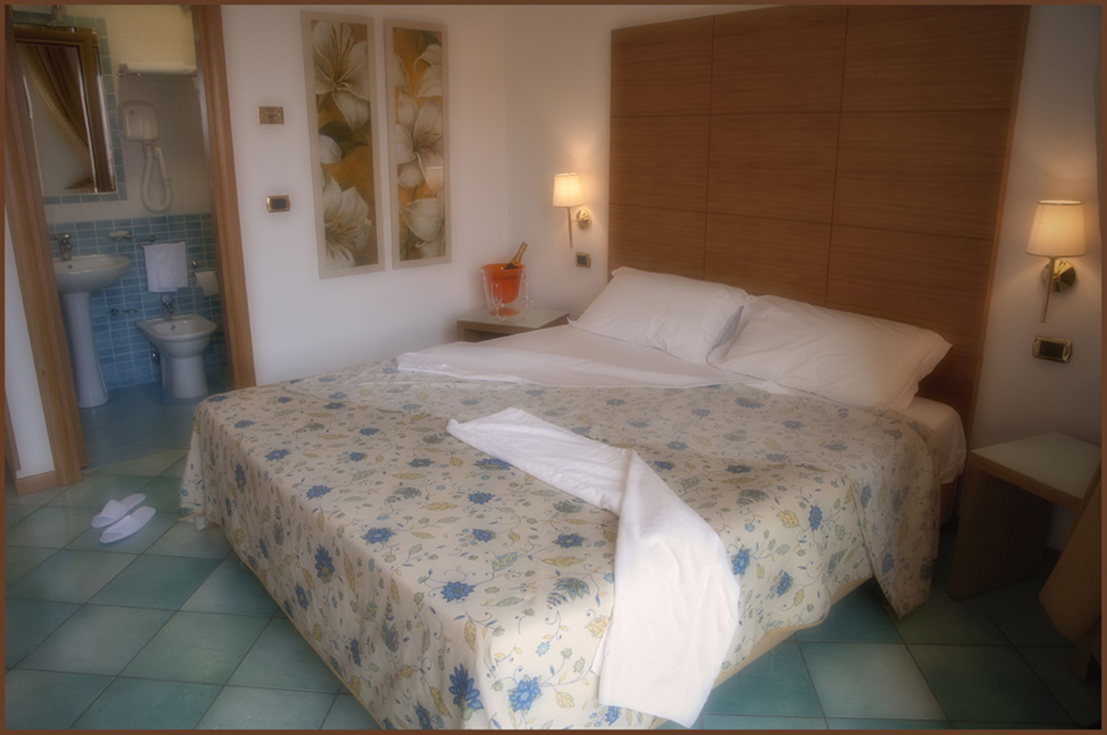 Edredões de penas, minibar, cofre no quarto, secretária 