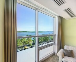 Estúdio família | Frigobar, escrivaninha, espaço de trabalho para notebook