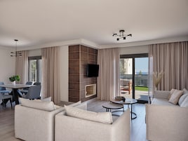 Villa, 2 Bedrooms, Private Pool | Cofre no quarto, secretária