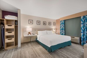 Suite, 1 cama king-size, acessível (Mobility & Hearing, 3X3 Shower) | Roupa de alta qualidade, cofre no quarto, secretária 