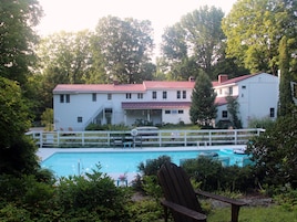Piscina exterior, espreguiçadeiras