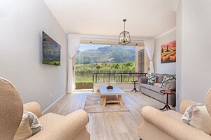 Vila design, 1 quarto, vista para o lago | Área de estar | Smart TV 60 polegadas com canais digitais, Netflix