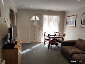 Estúdio, kitchenette (5 Person) | Roupa de alta qualidade, secretária, ferro/tábua de engomar