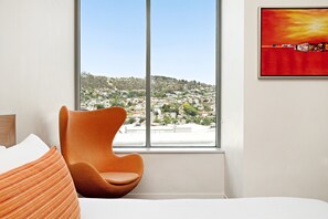 Roupa de alta qualidade, minibar, cofre com capacidade para portátil 
