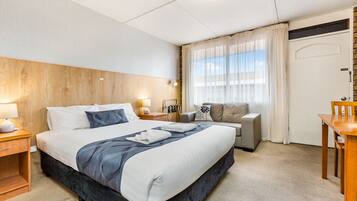 Quarto Standard | Roupa de alta qualidade, camas de colchão Select Comfort, minibar