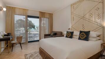 Quarto superior, sacada | Cofres nos quartos, cortinas blackout, Wi-Fi de cortesia, roupa de cama