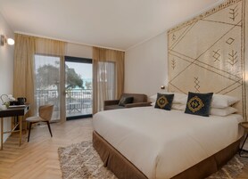 Quarto superior, sacada | Cofres nos quartos, cortinas blackout, Wi-Fi de cortesia, roupa de cama