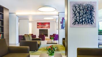 Área de estar no saguão