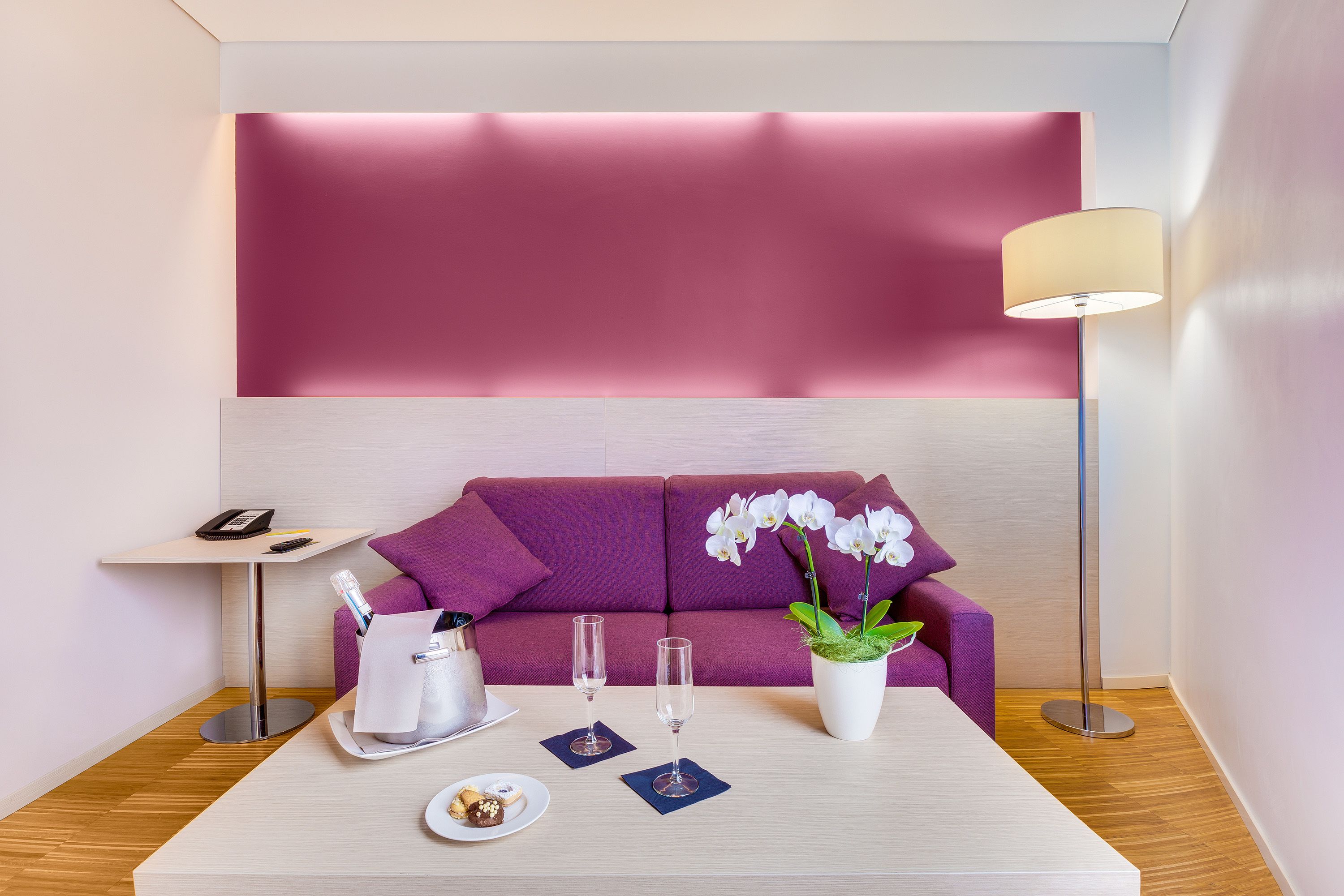 Suíte, 1 cama King, no canto | Sala de estar | TV LCD 30 polegadas com canais a cabo, TV, dock para MP3