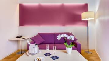 Suíte, 1 cama King, no canto | Sala de estar | TV LCD 30 polegadas com canais a cabo, TV, dock para MP3