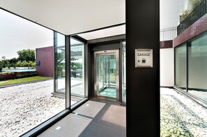 Estacionamento sem assistência (pago) (EUR 10.00 por noite) 