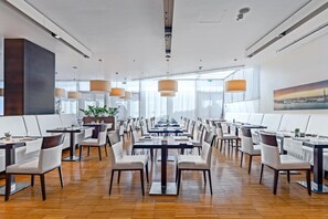 Pequenos-almoços servidos, cozinha italiana, com vista para o jardim 