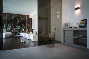 Sala(s) para tratamentos a casais, sauna, banheira de hidromassagem 