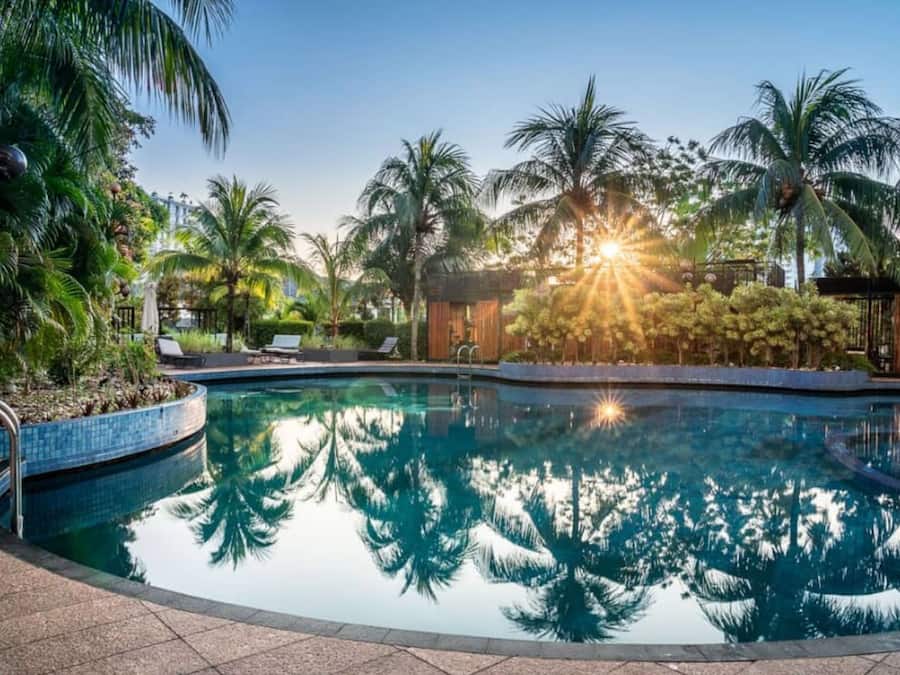 Piscina exterior, espreguiçadeiras