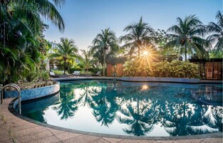 Piscina exterior, espreguiçadeiras 