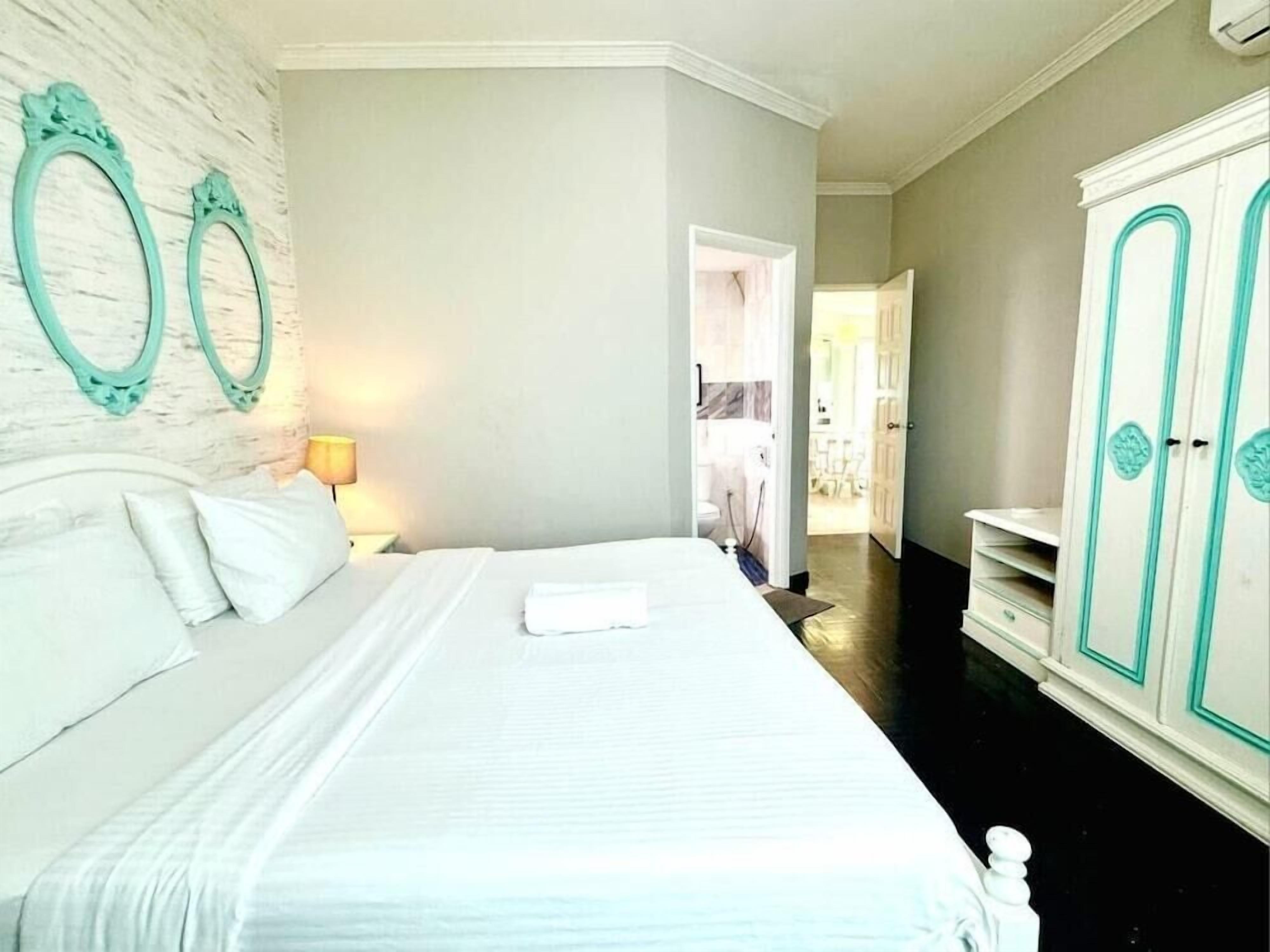3 quartos, minibar, cofre no quarto, com mobília individualizada 