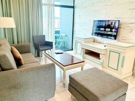 Televisor, lareira, leitor de DVD, ténis de mesa 