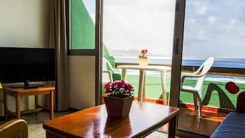 Estúdio Panorâmico, terraço, vista para o mar | Sala | Televisor