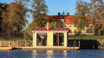 Praia particular, areia branca, prática de vôlei de praia 