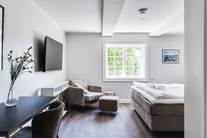 Signature Double Room (114) | 2 quartos, com mobília individualizada, secretária 