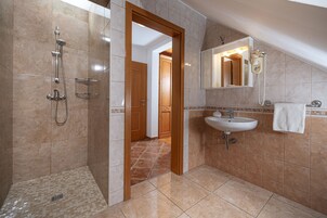 Quarto triplo econômico, 1 quarto, para não fumantes, ar-condicionado | Banheiro | Chuveiro, secador de cabelo, chinelos, toalhas de banho