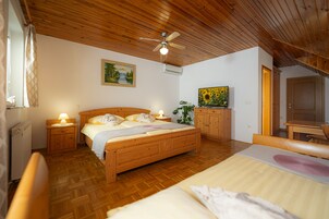Quarto triplo conforto, para não fumantes, vista para o jardim | Escrivaninha, Wi-Fi de cortesia, roupa de cama