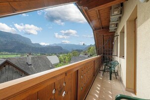 Quarto triplo, sacada, vista para a montanha | Sacada