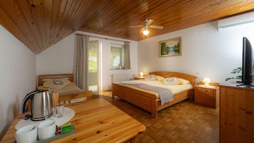 Quarto Triplo Comfort, não fumadores, vista para o jardim | 1 quarto, secretária, Wi-fi grátis, roupa de cama fornecida