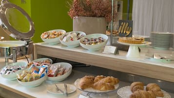 Café da manhã com buffet todos os dias (EUR 10 por pessoa)