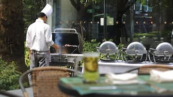 2 restaurantes, é servido café da manhã