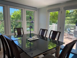 Lower Deluxe Two Bedroom Cottage | Opções para refeição no quarto