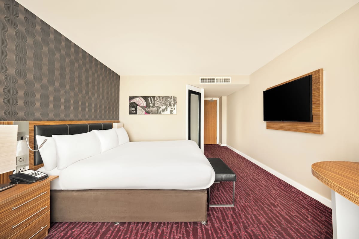 Quarto standard, 1 cama King (Top Floor) | Roupas de cama antialérgicas, cofres nos quartos, escrivaninha