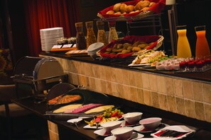 Pequeno-almoço tipo buffet diário mediante uma taxa 