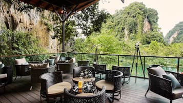 2 restaurantes, é servido café da manhã