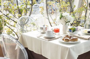 Café da manhã com buffet todos os dias (EUR 10 por pessoa) 